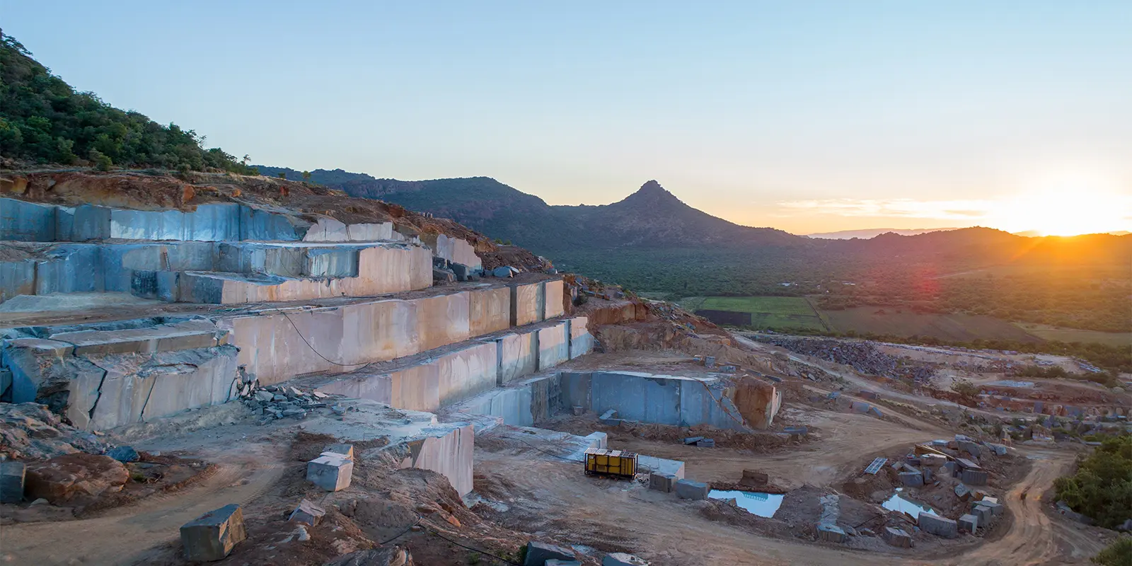 Brachot: natural stone, quartz & ceramics - slabs & tiles