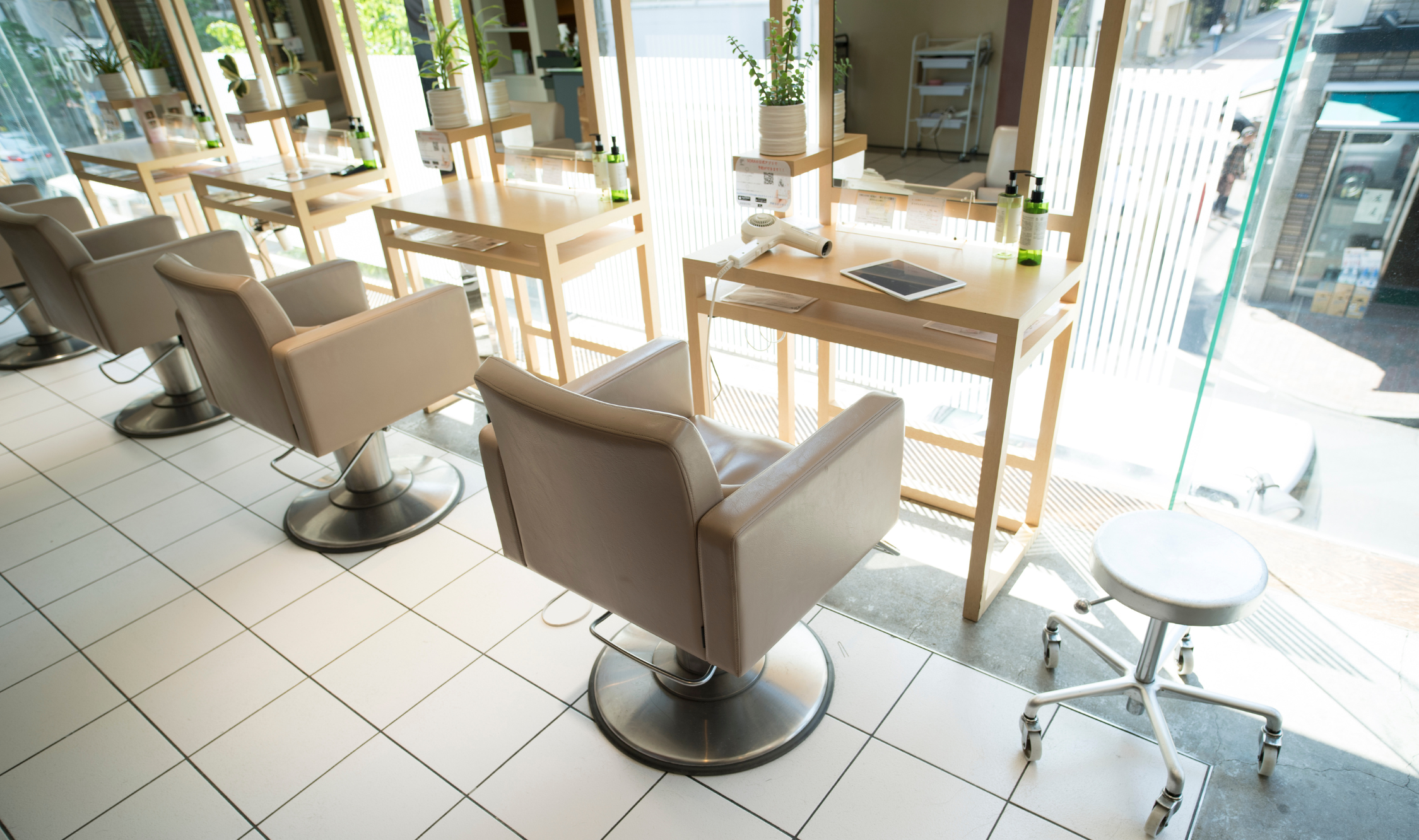 26 Low-Budget Beauty Salon Interior Design Ideas | Clear Business ...