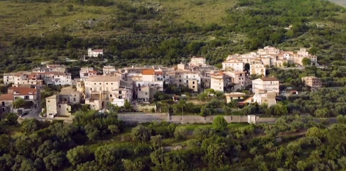 Coreno, il borgo che sa. Colori, musica, poesia, alberi, pietre ...