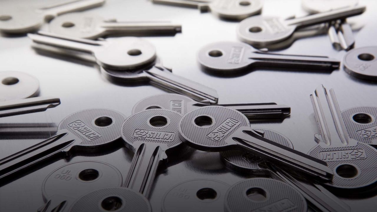 Spécialiste en clés, machines de découpe de clés, duplication de clés ...