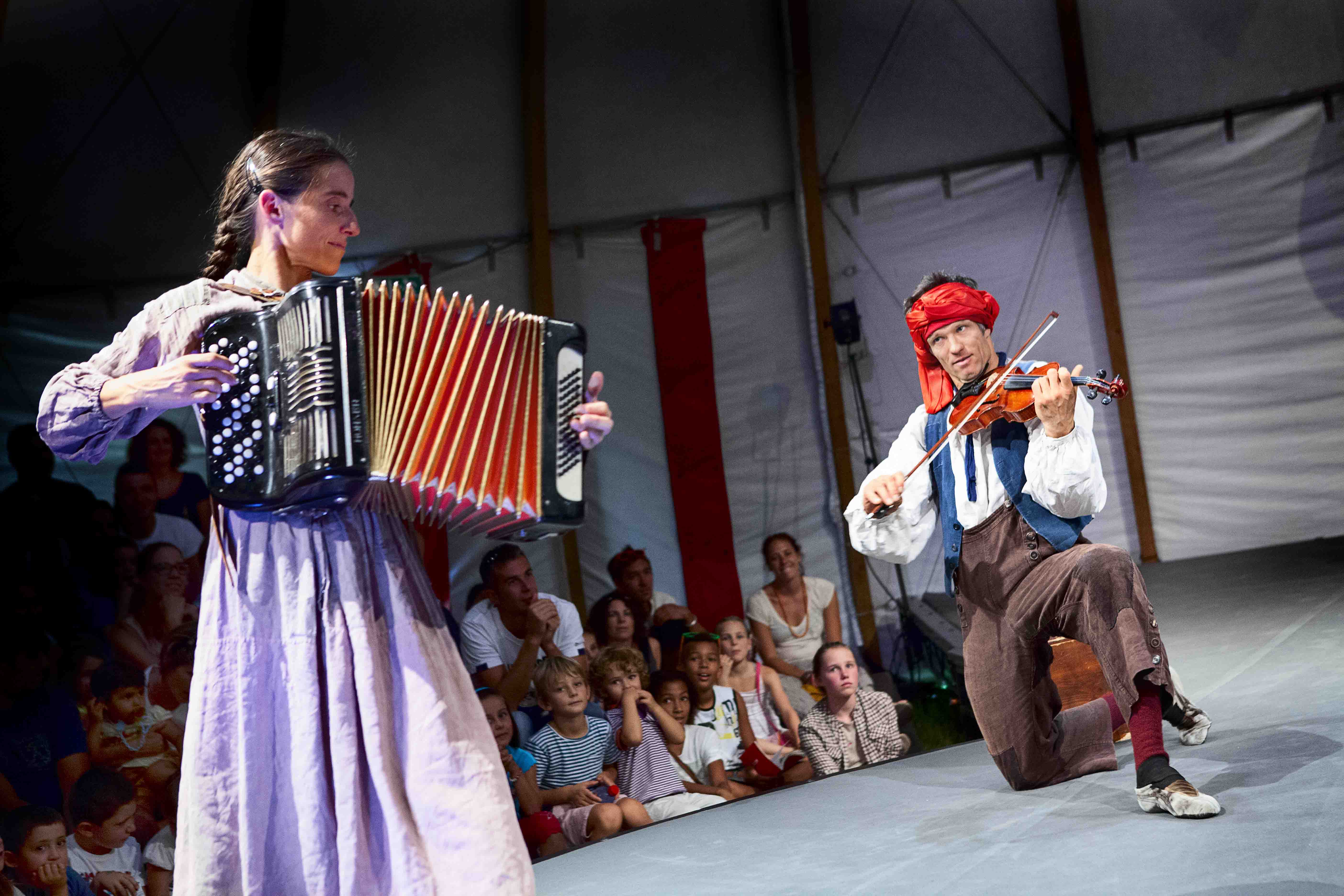 Märchen lauschen im nachhaltig beheizten Theaterzelt