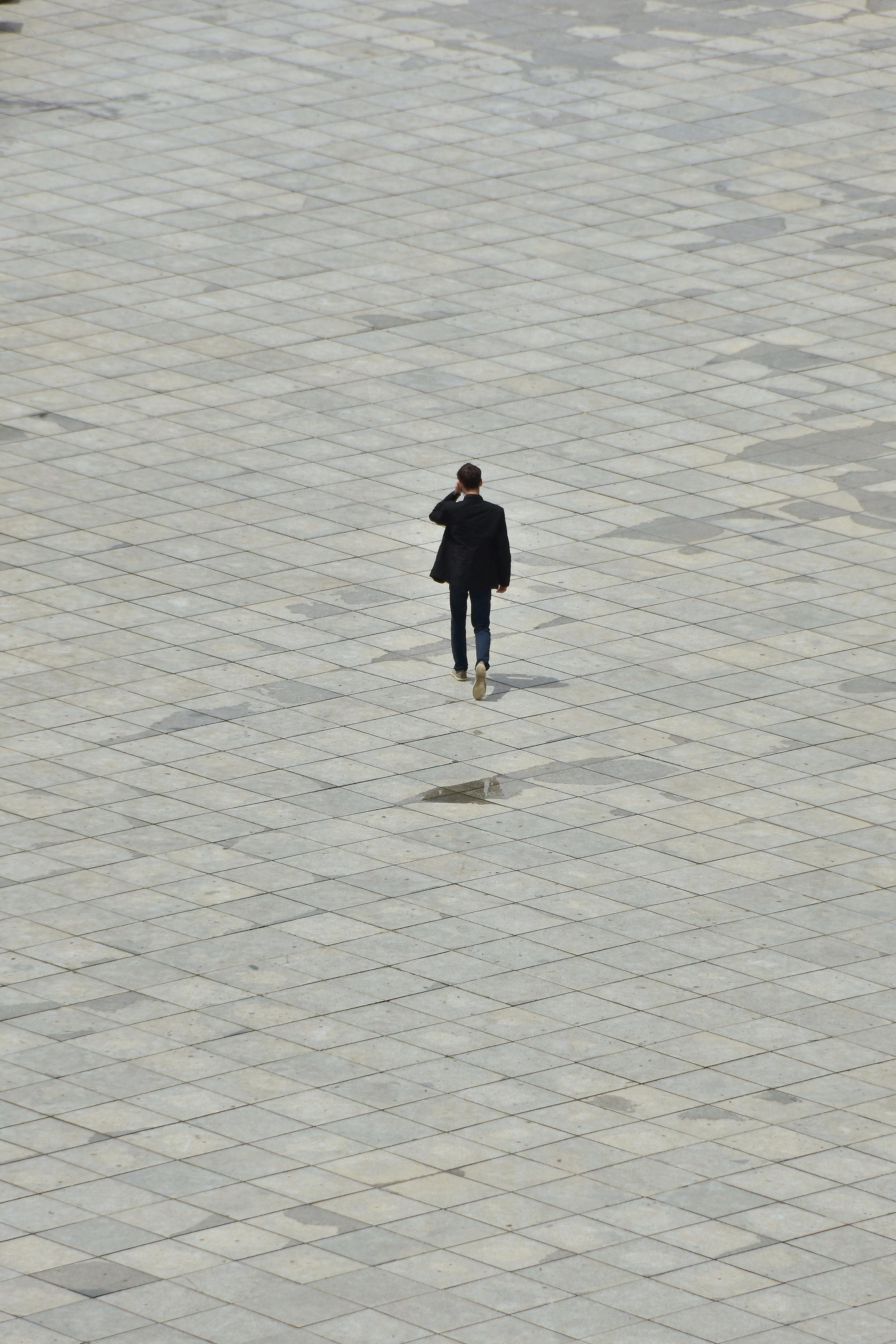 Soziale Isolation: Ursachen, Symptome, Folgen & Maßnahmen