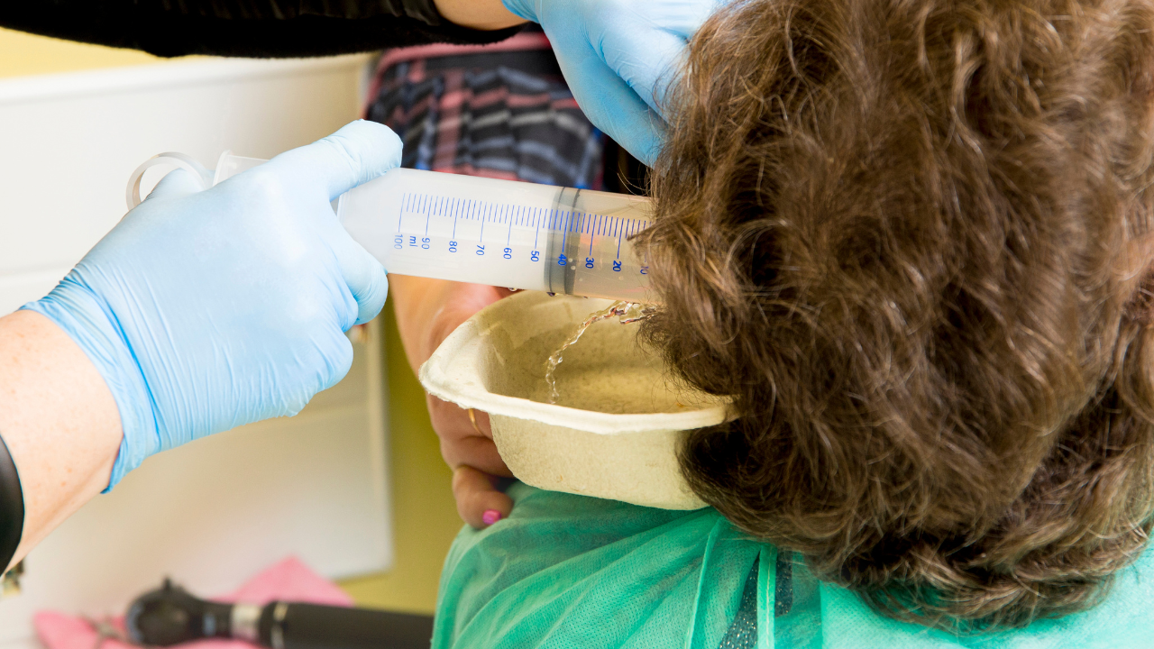 Tappo di cerume: sintomi, cause e quando fare il lavaggio auricolare