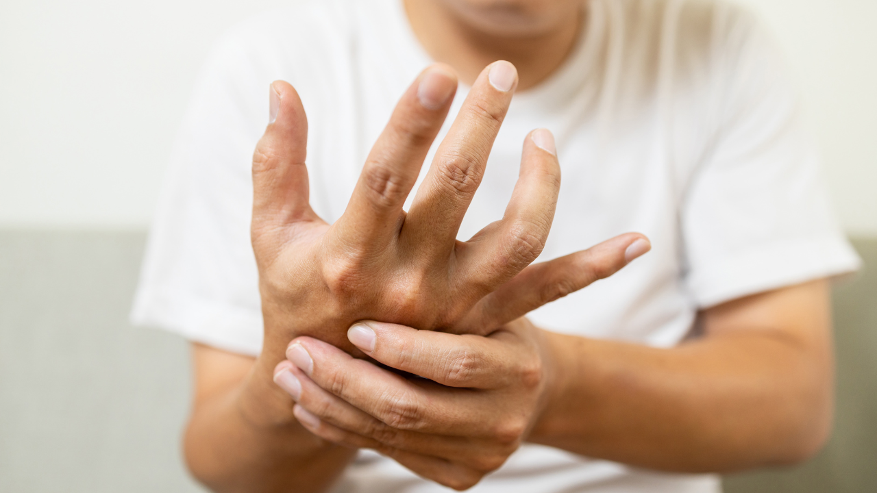 Tremore alle Mani: Cause, Sintomi e Quando Rivolgersi al Medico