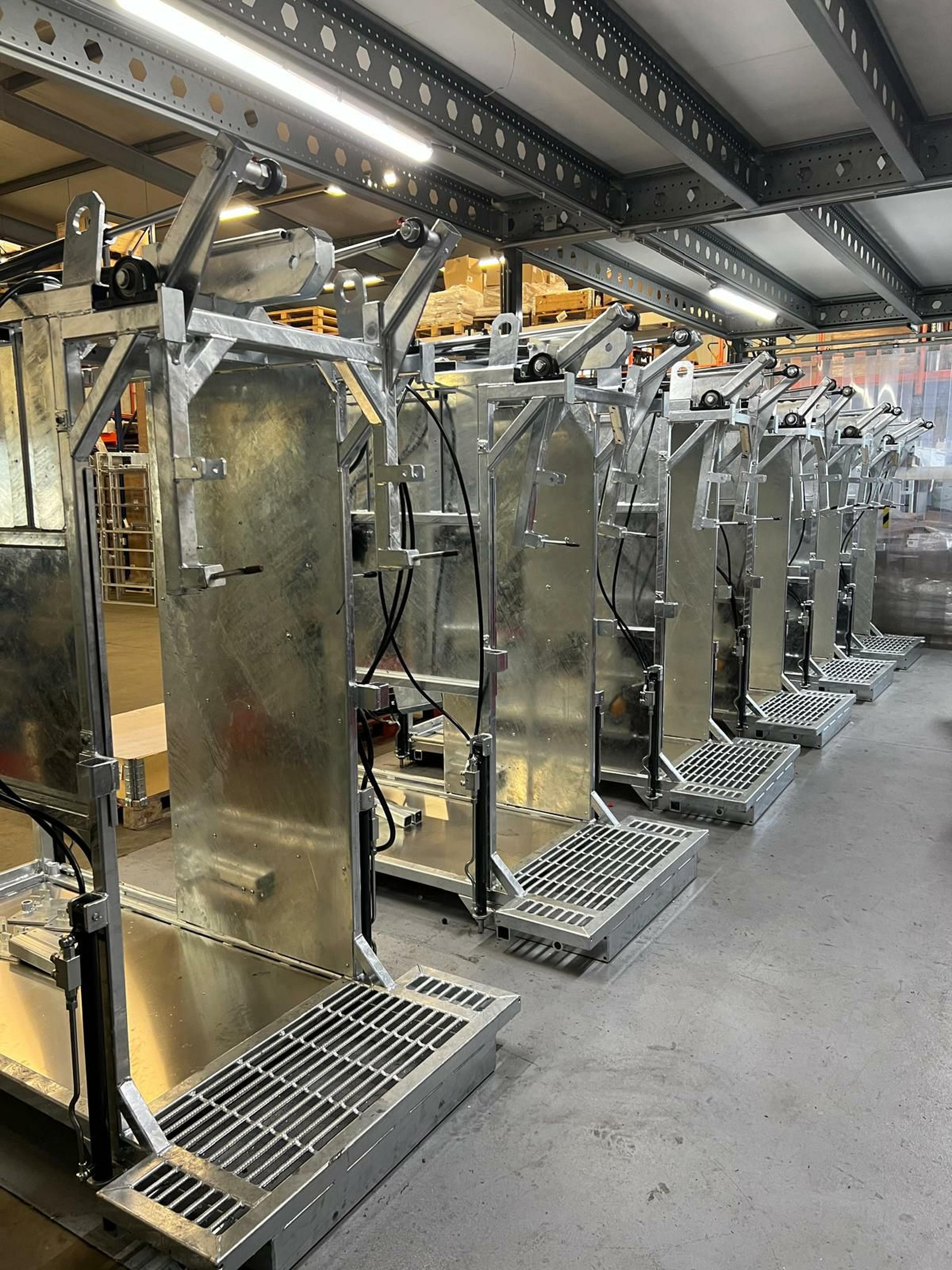 Improving comfort and safety when trimming cows' hooves with a trimming ...