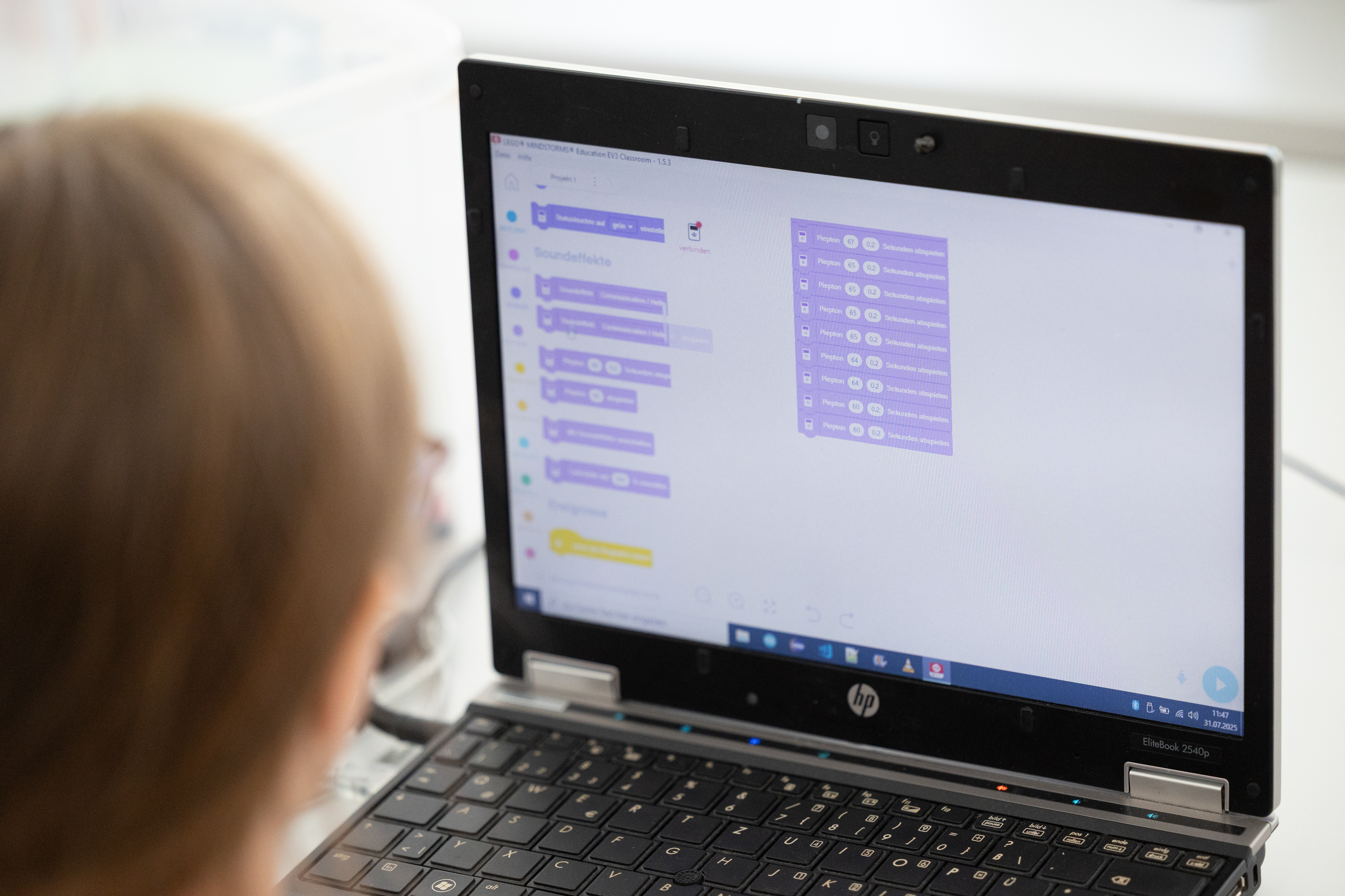 Programming computer games with Scratch