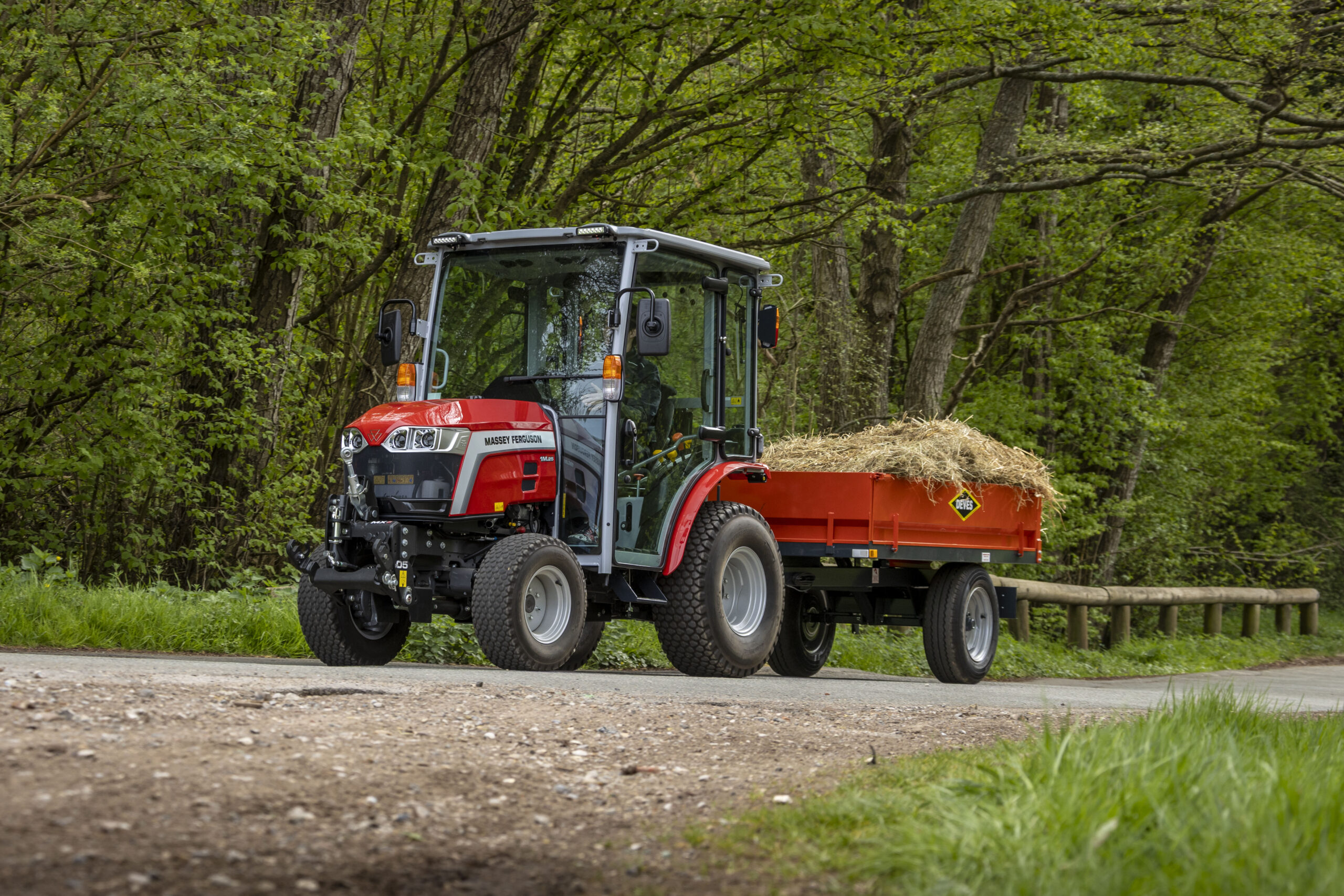 Kleiner, aber feiner roter Traktor | Bauernzeitung