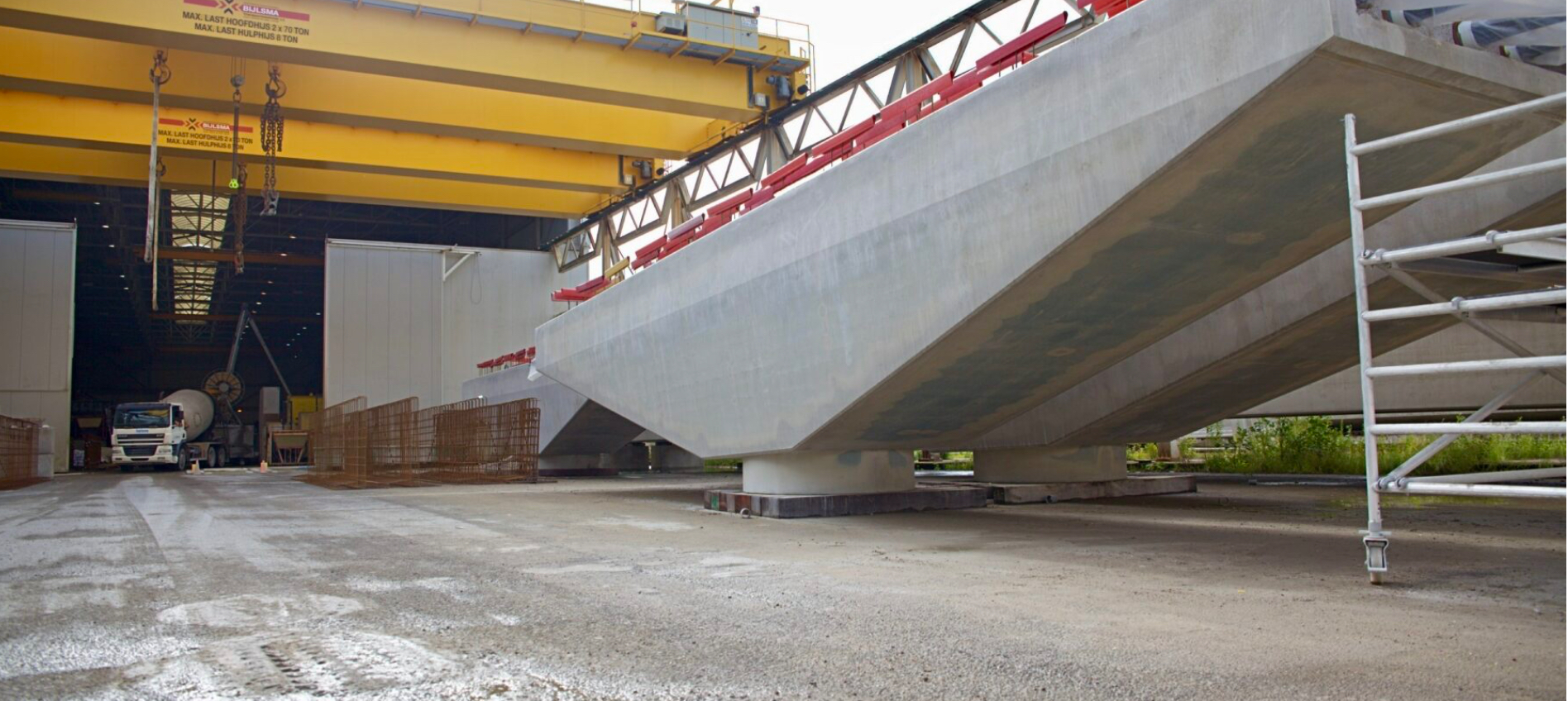 Volg een half miljoen kilo beton per boot van Friesland naar Amsterdam