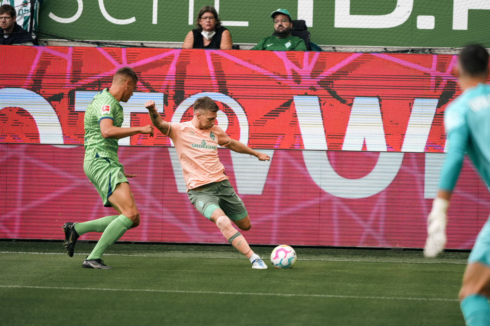 Mitchell Weiser extends his contract with Werder Bremen | SV Werder Bremen