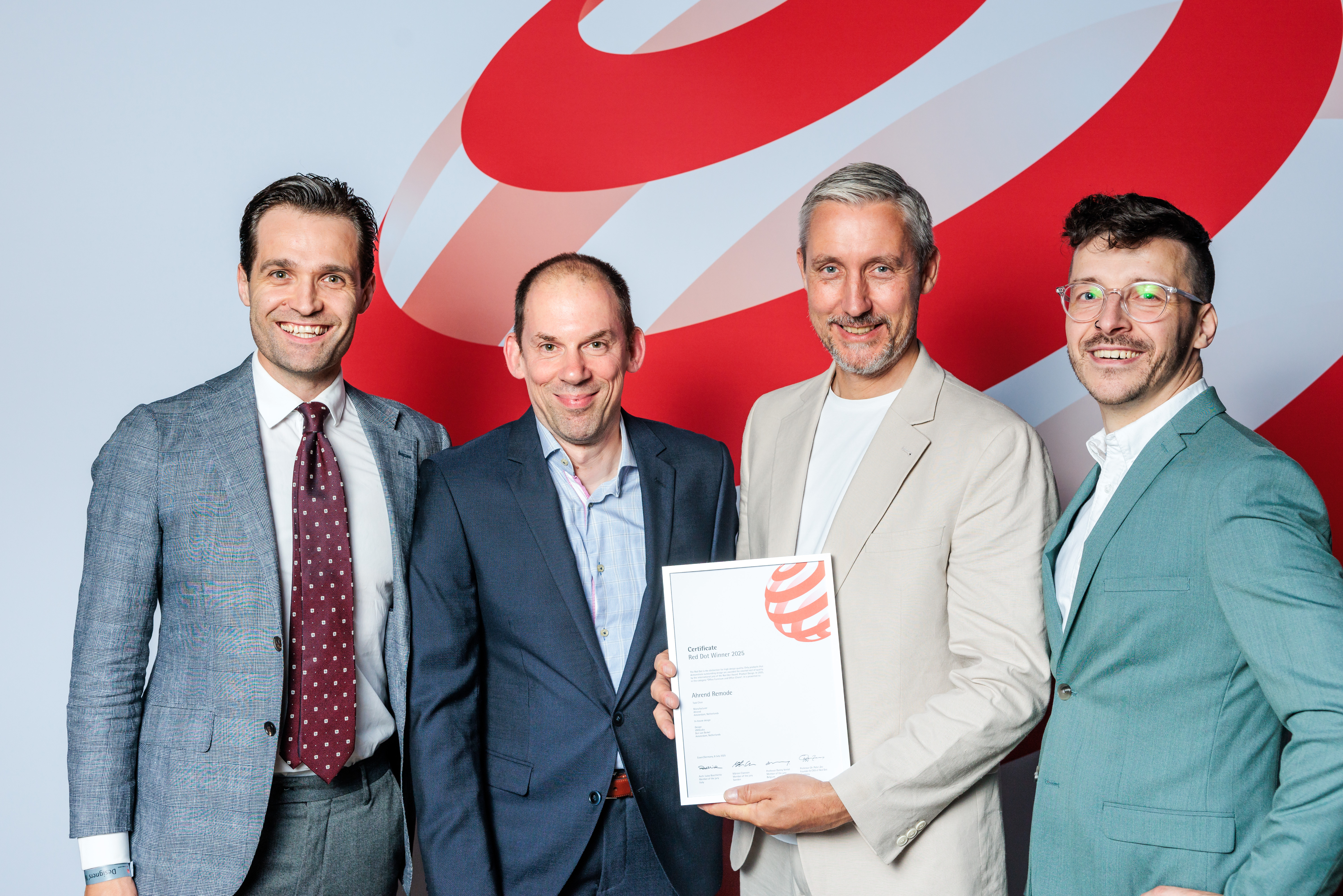 UNS x Ahrend Remode Chair Wins Red Dot Award 2025