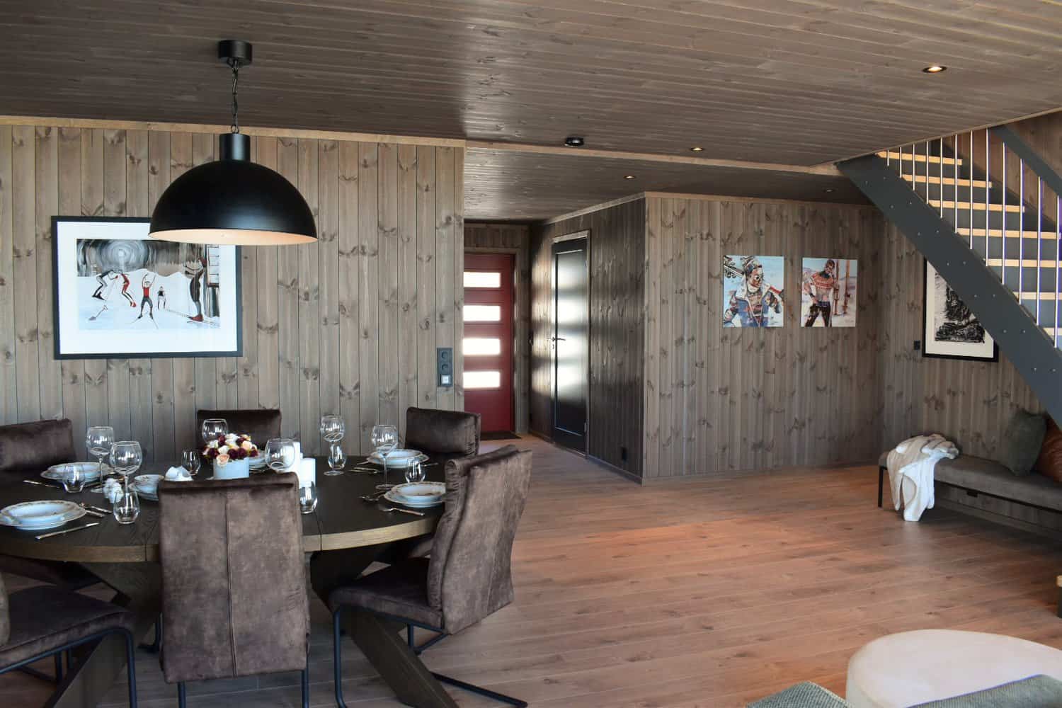 Cabin in Trysil – shiplap panels with a stain colour that creates depth