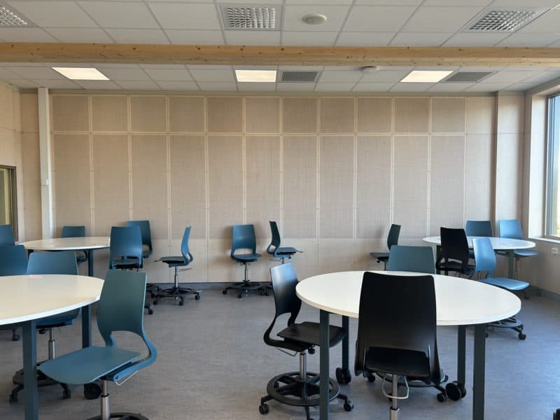 Voldsløkka Skole – Moderne skolebygg med naturlige materialer fra Vyrk