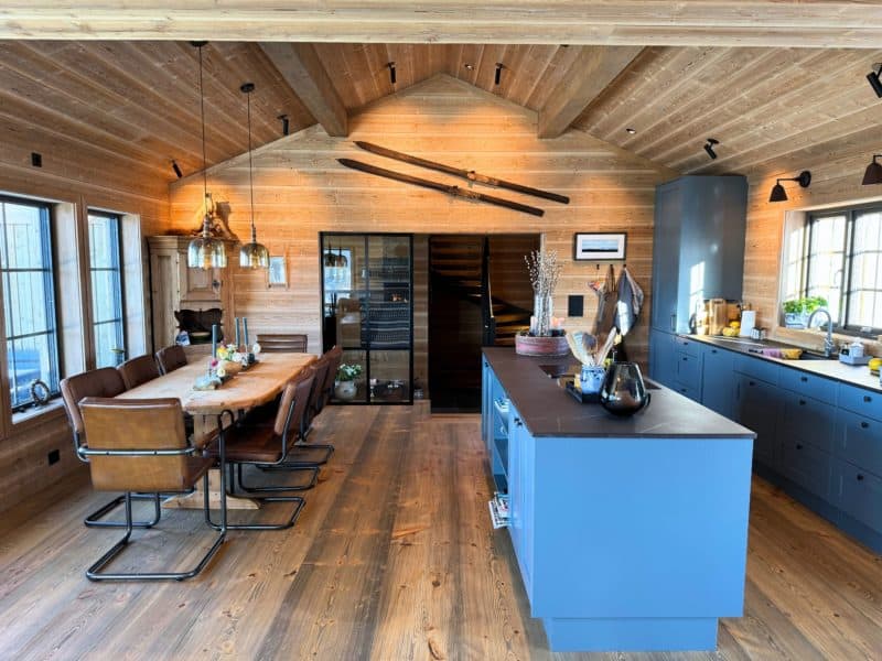 Cabin in Valdres – a rustic look with burnt and brushed panelling