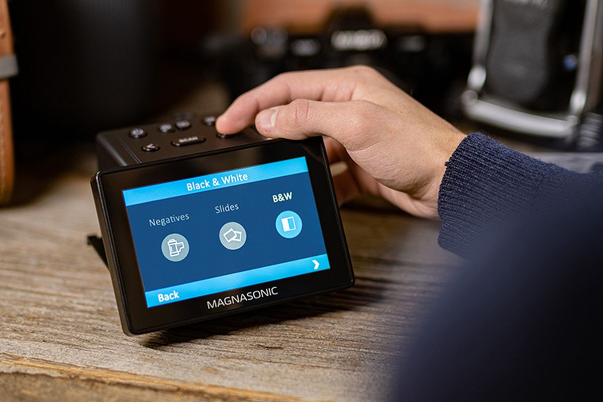 25MP Film Scanner w/HDMI & 5” Screen | Magnasonic