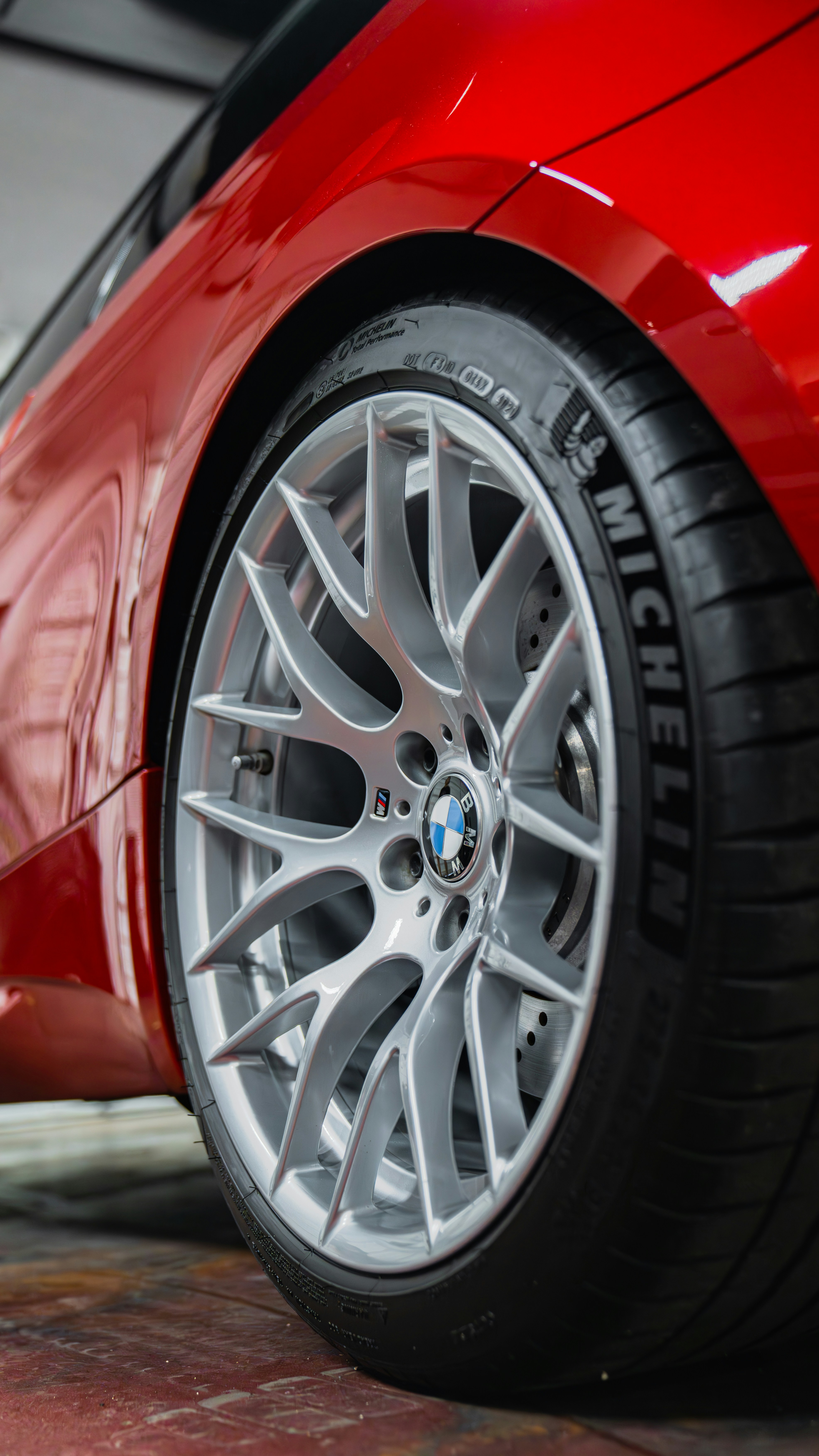 Front-Wheel Drive and Rear-Wheel Drive Comparison | CARIFY Guide