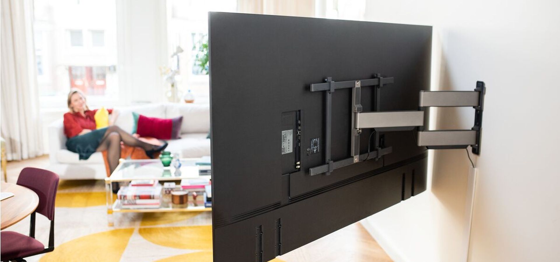 Maximum turning angle of full-motion TV wall mounts: how it works