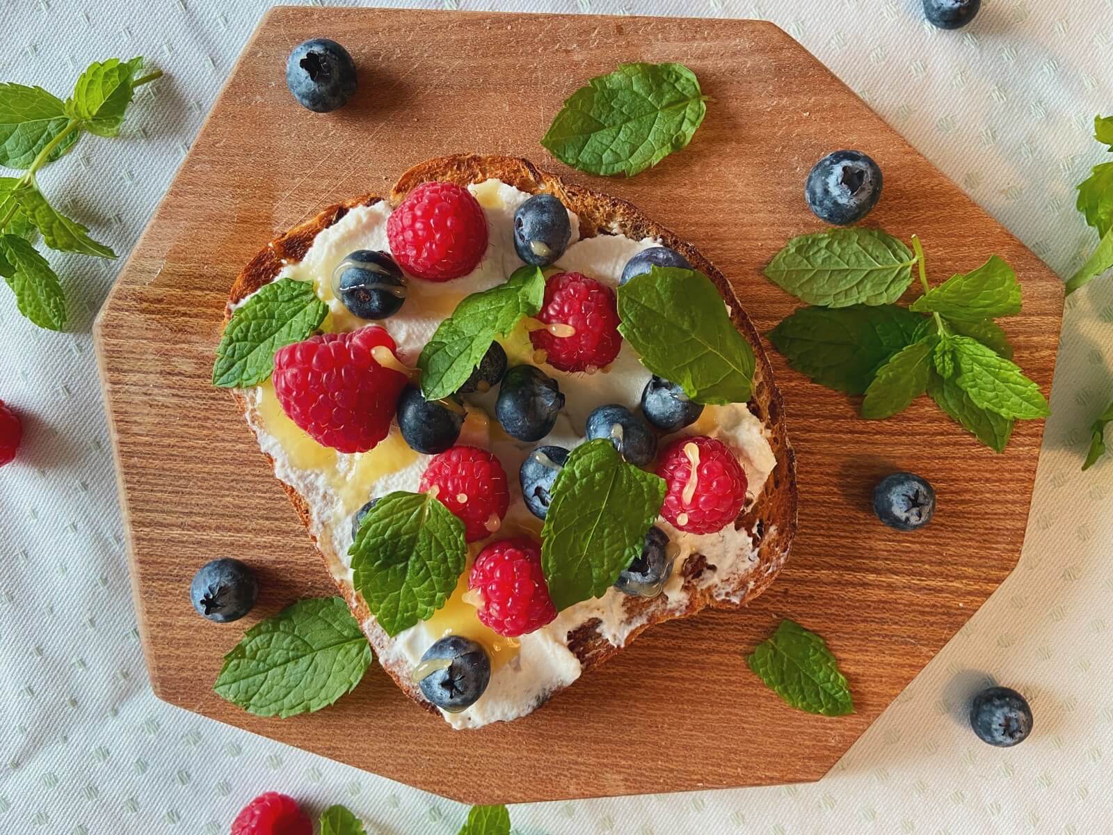 Toast med ricotta, blåbær og hindbær | Vegetar