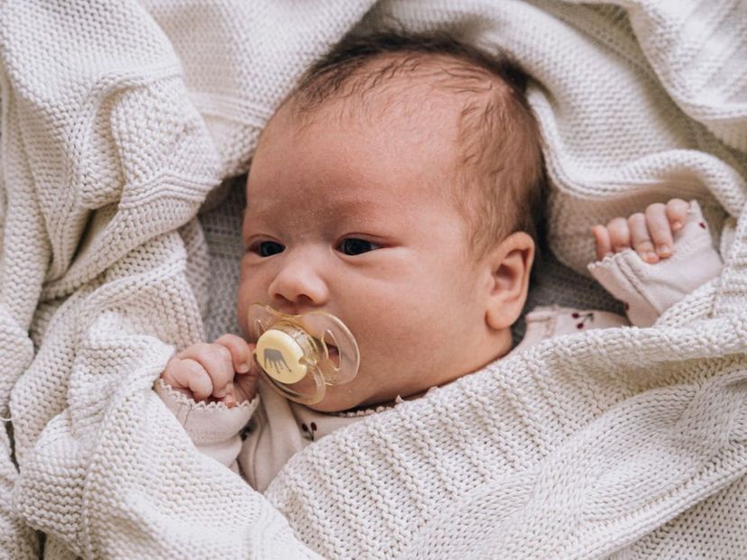 The Pros & Cons of Letting Your Baby Use a Pacifier