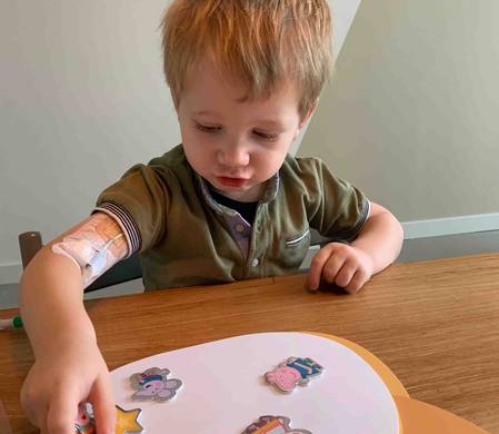 Kind die een puzzel maakt met elastomeerpomp